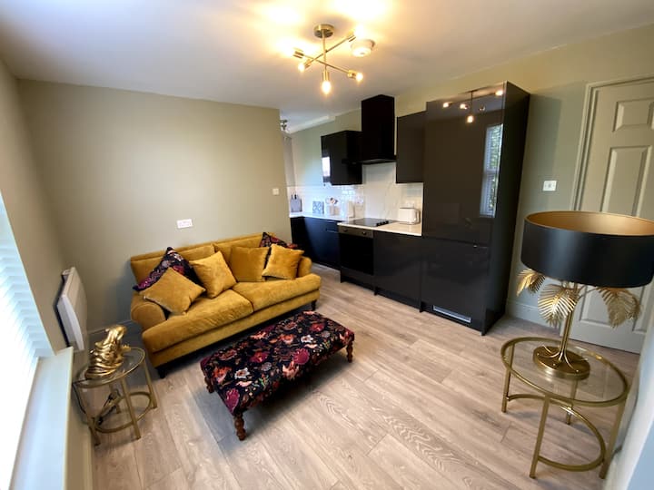 Bijou Base In Bromsgrove - Bromsgrove
