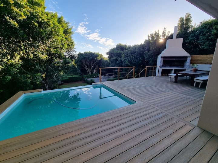Modern Family Home With Pool & Greenbelt Views - Jeffreys Bay