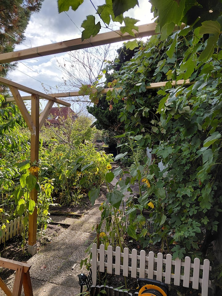 Diskrete Souterrain Wohnung Mit Separaten Eingang - Varel