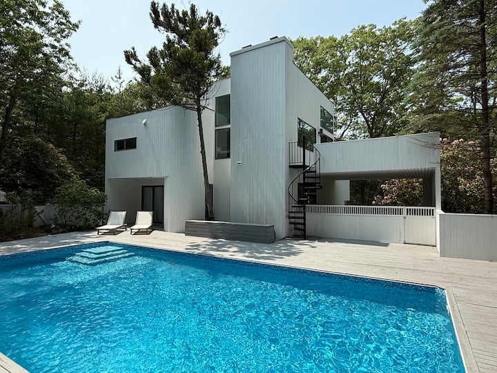 Hamptons Weekend Oasis In Modern Immaculate Home - East Hampton, NY