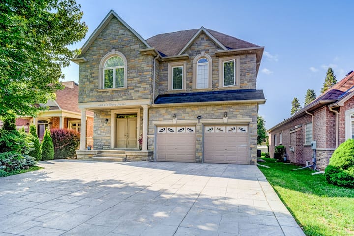 Home In Richmond Hill - Aurora