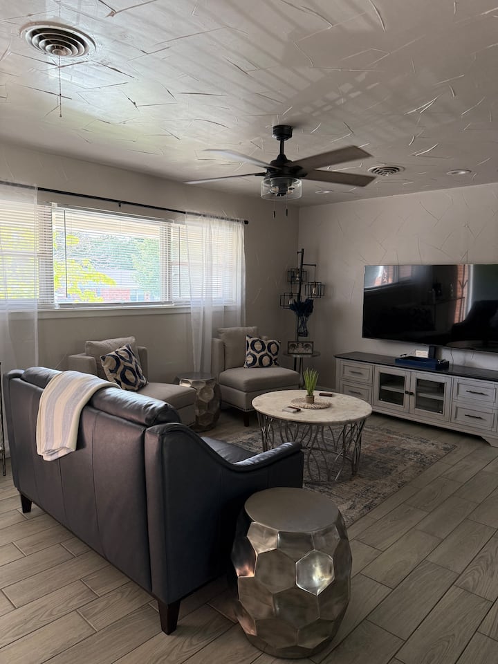 Stockyards Gem! Spacious Modern Home Sleeps 8! - Fort Worth, TX