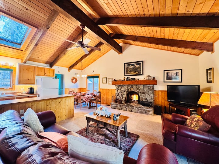 Route Two Retreat | Fireplace |Easy Access In Snow - Wrightwood, CA
