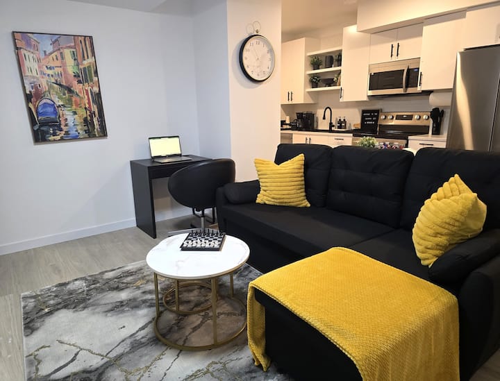 Mountain City Getaway - Walkout Suite + Coffee Bar - Calgary