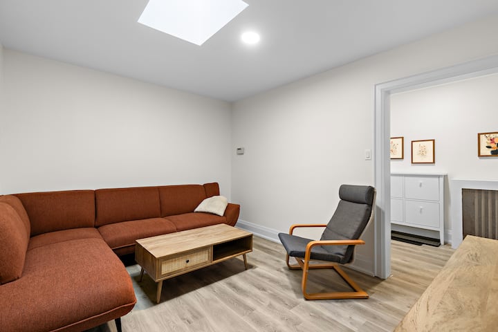 Super Convenient Bayview Streetfront  2bdrm Apt - Toronto