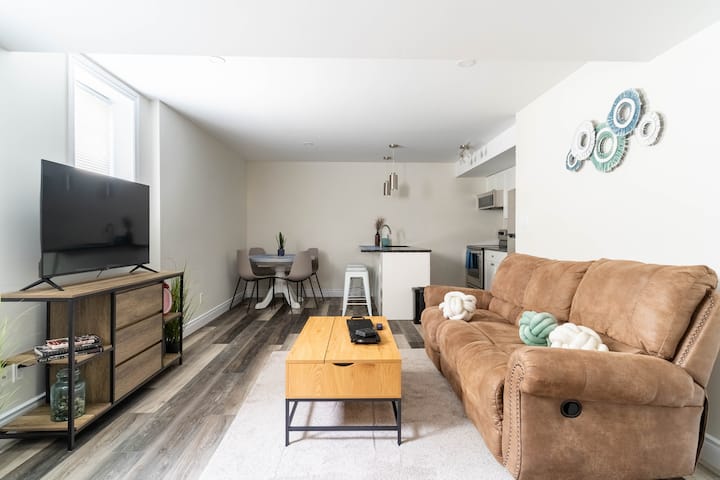 4br House Near Riverfront, Casino & Detroit Border - Windsor