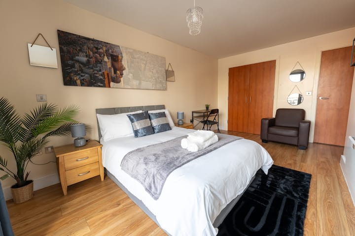 Nexus - 24hr Self Check-in + Free Parking - Bescot Stadium