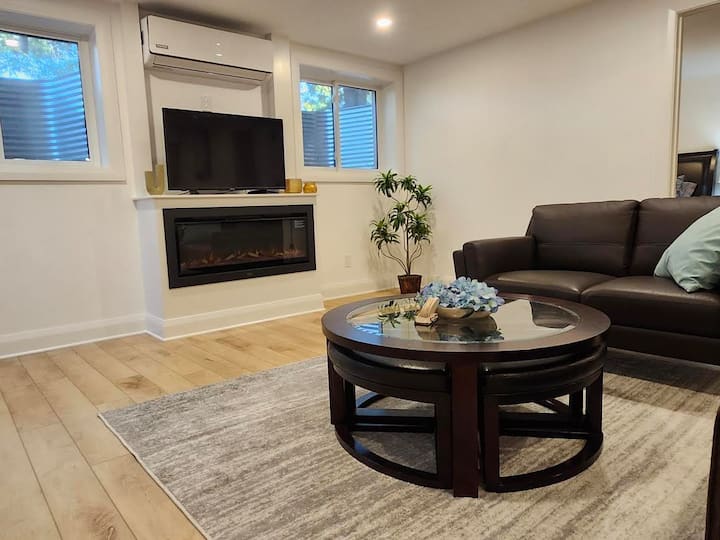Spacious Newly Renovated Suite Near Airport - 渥太華