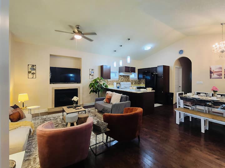 Central 3br | Rogers Stadium Expo Hospitals Malls - Edmonton