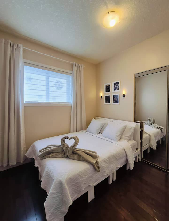 Central 2br | Rogers Stadium Expo Hospitals Malls - Edmonton