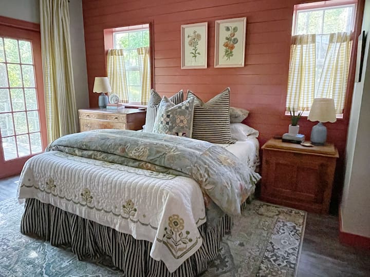 Granny Chic Cabin: Pond & Game Barn On Petit Jean - Petit Jean State Park, Morrilton