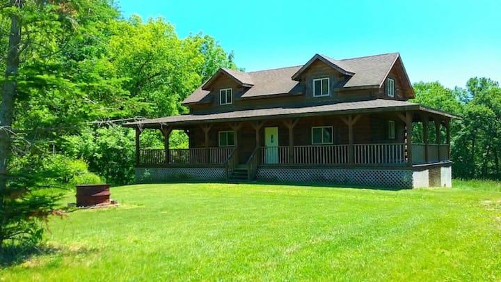 Whitetail Lodge W/hot Tub & Pool - Harpers Ferry, IA