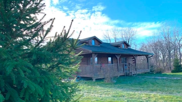 Walnut W/ Hot Tub & Pool - Harpers Ferry, IA