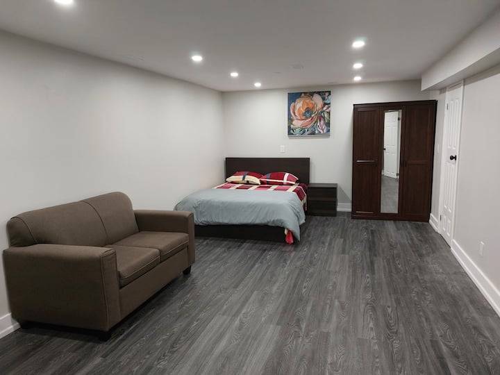 Modern 3 Bedroom Unit | Minutes To Hwy401 & Ttc/go - Toronto