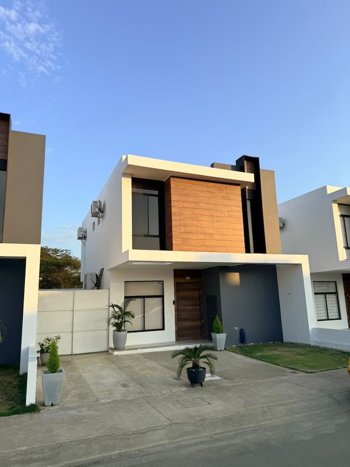 Hermosa Casa En Urbanización Privada Con 3 Habit. - Portoviejo