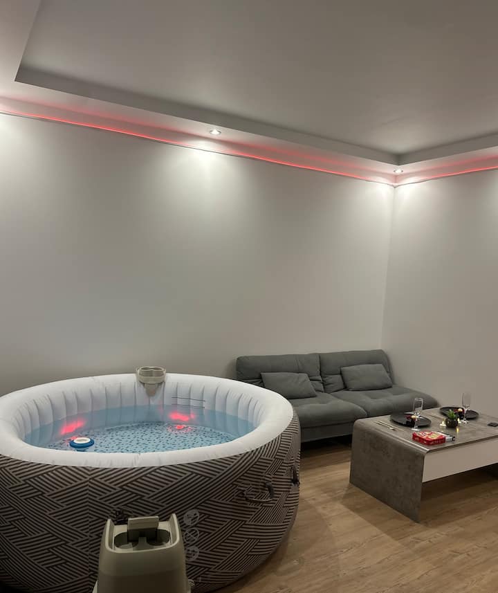 Jacuzzi Privé & Cinéma – Suite Romantique - Essey-lès-Nancy