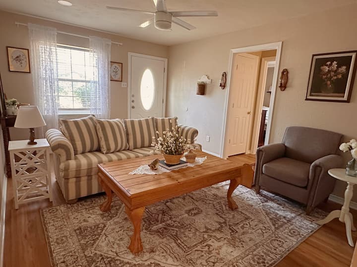 Cozy Cottage | 3 Br/2 Ba -15 Min Downtown Dallas - Mesquite, TX