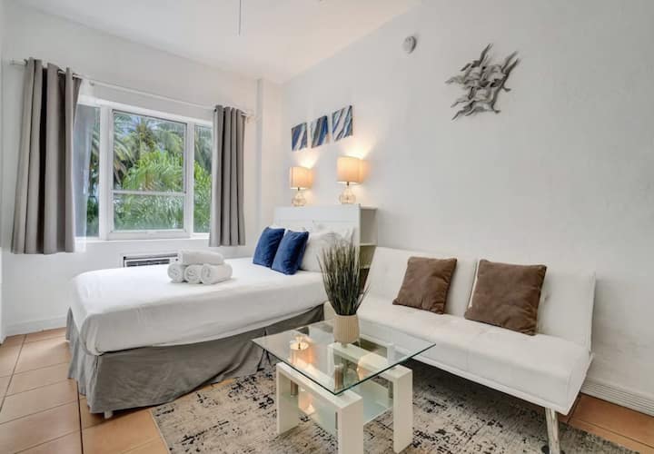Cozy Studio With Pool, Gym & Steps From Beach - Miami Beach