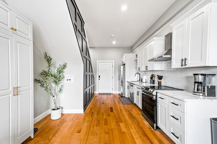 Modern 2-bedroom Gem | Walk To Federal Hill - Providence, RI