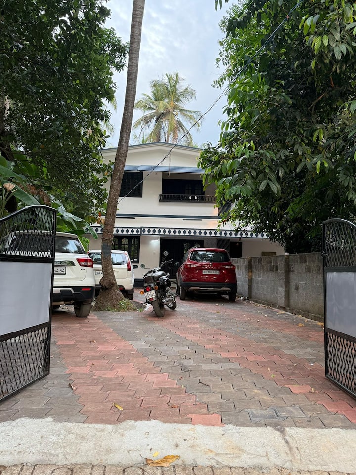 Bluebell B, Cozy Upstairs 2bhk With Full Kitchen - Kozhikode