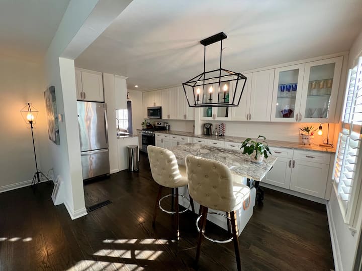 The Lyons Den - Burbank, IL