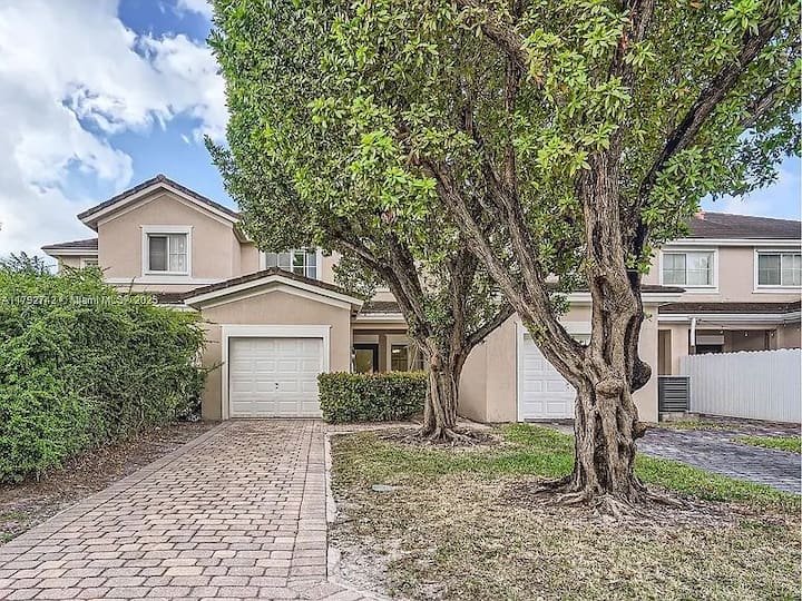 Sunny Townhome W/ Private Driveway And Balcony - Cutler Bay, FL