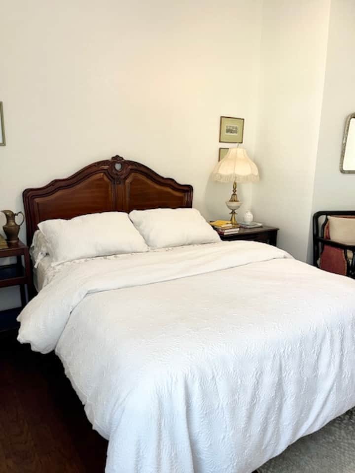 Fossil Stone Manor Queen Bedroom - Weatherford