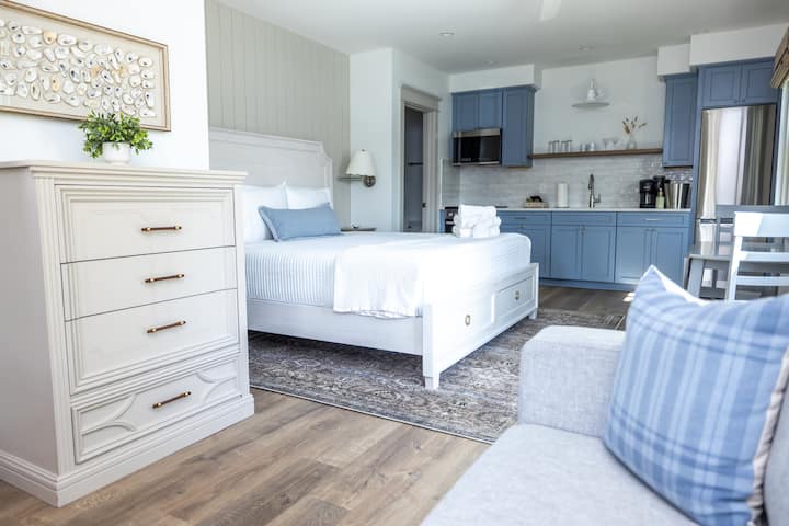 03 Oyster Room / King Bed & Kitchen - St. Augustine, FL