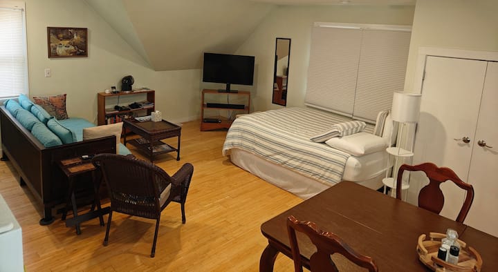 Downtown Guesthouse Apartment Near Ku - Lawrence, KS