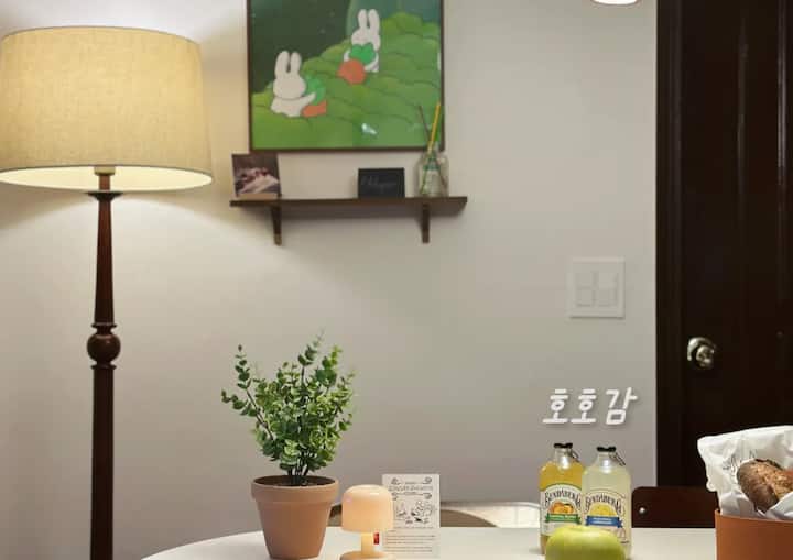 [호호감(好好感)]/지하철역 9분/8인/방3욕실1침대4/명동.종로.광장시장.고대병원.북한산 - Seoul