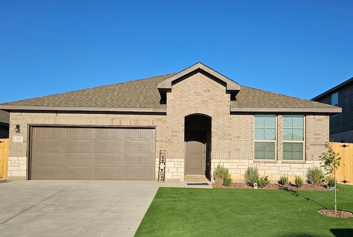 Stylish Room "B" With Easy Access & Comfor - Midland, TX