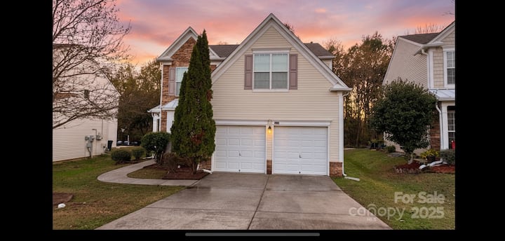 Expansive 5br Home Steps Away From Trader Joe's - Concord, NC