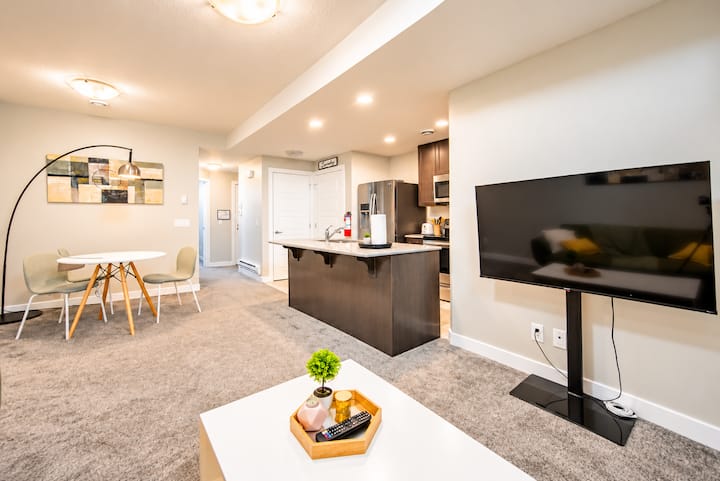Suite Légale Moderne Et Confortable D'une Chambre | Plafonds De 9 Pieds - Calgary