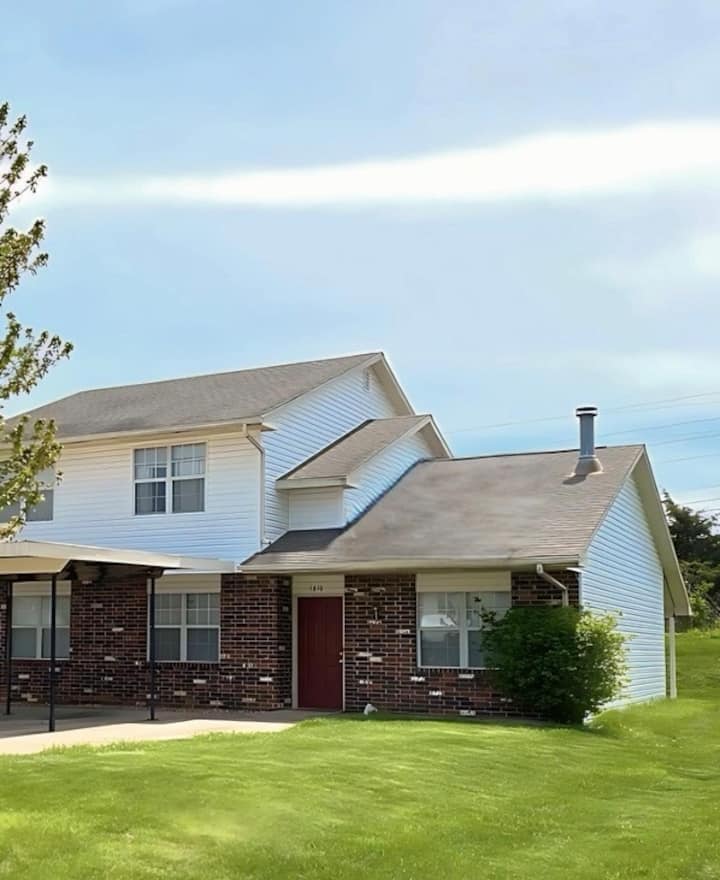 Tiger Townhouse | 3br Retreat In The Heart Of Como - Columbia, MO