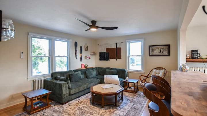 Bright & Central Flat, Modern Touch - Green Bay