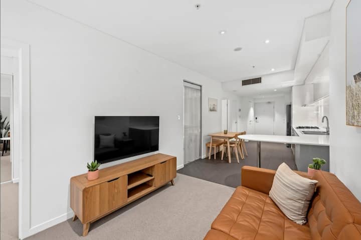 Skytower 2br W/ Views & Pool | Cbd Location - Brisbane