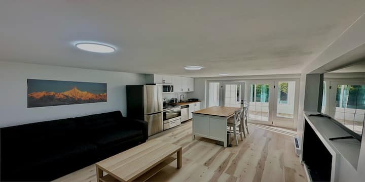 Bright Basement Suite, Private Entrance & Garden - Saanich