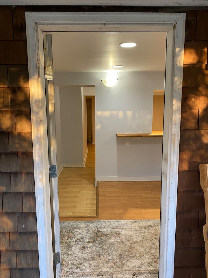 Charming Cozy Basement Suite - Vancouver