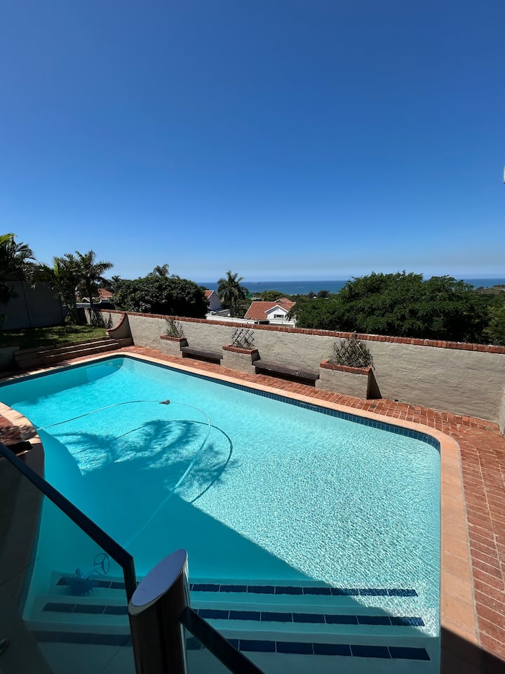 Spacious 4-bedroom Coastal Haven With Sea Views - Umhlanga