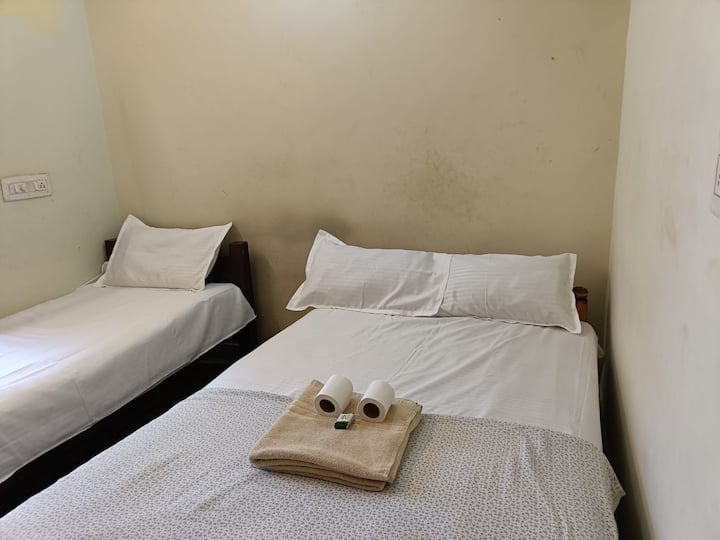 Elara Strawberry Non A/c - Aleppey