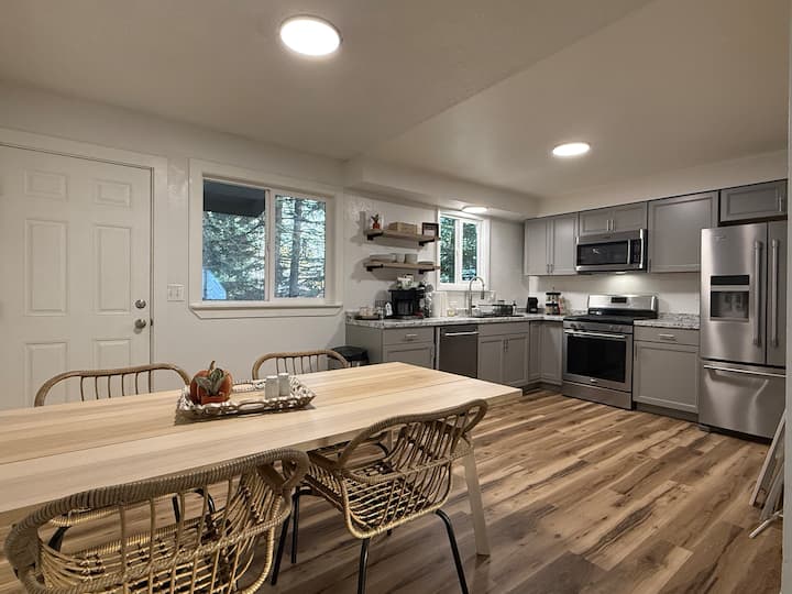 Modern Downtown Palmer 3br | Clean & Pet Friendly - Palmer, AK