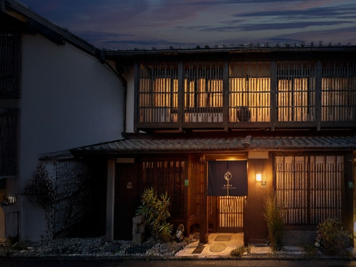 [Kyomachi House | Erlan Futaai] Open-air bath with one building for ...