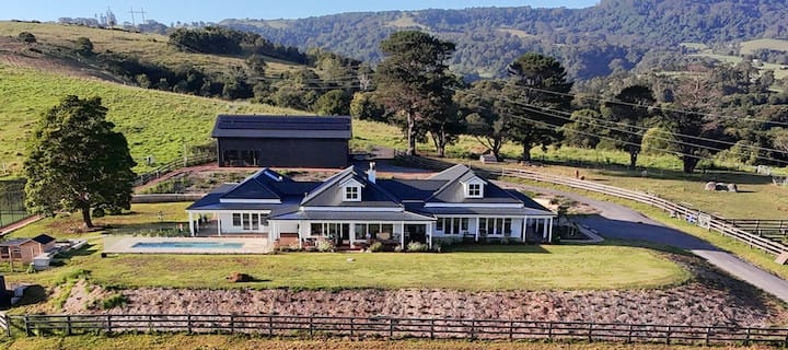 Camaranda - Stunning 5-br Home With Pool & Court - Jamberoo