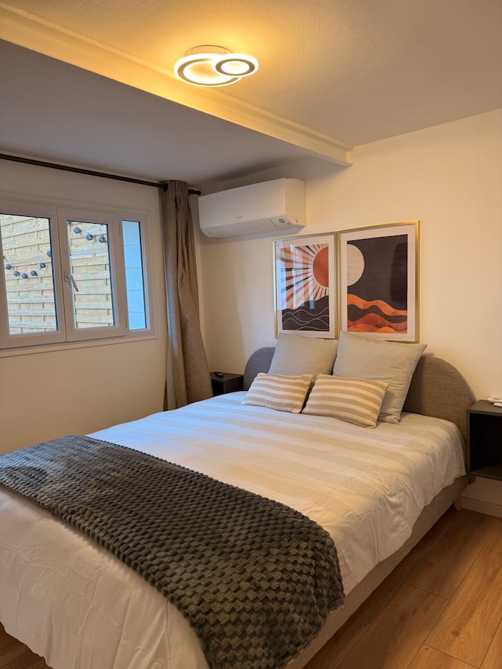 Une Petite Dépendance Avec Chambre Et Salon - Clamart