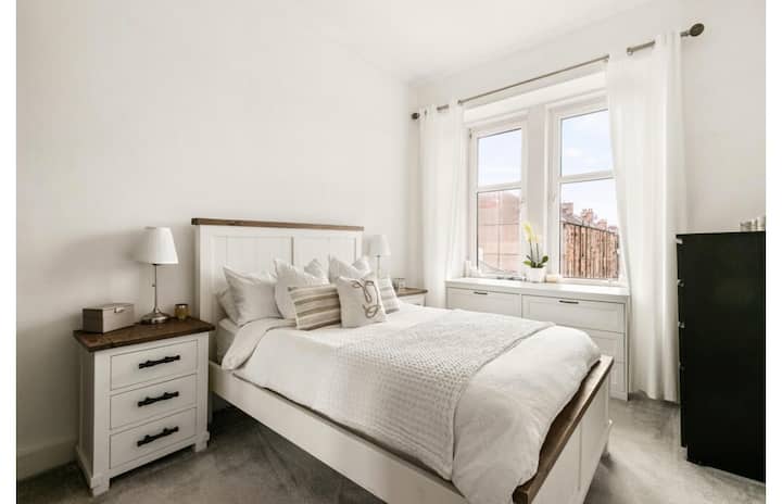 Elegant Southside Flat - East Kilbride