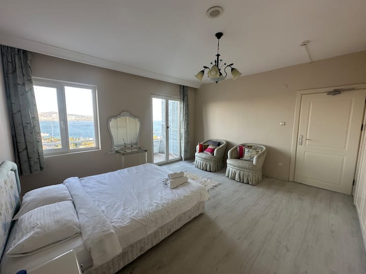 Manzaralı Balkonlu Ortak Banyolu Oda - Büyükada
