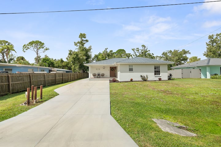 Sunny Sarasota Escape - 7/8 Miles To Beaches - Sarasota, FL