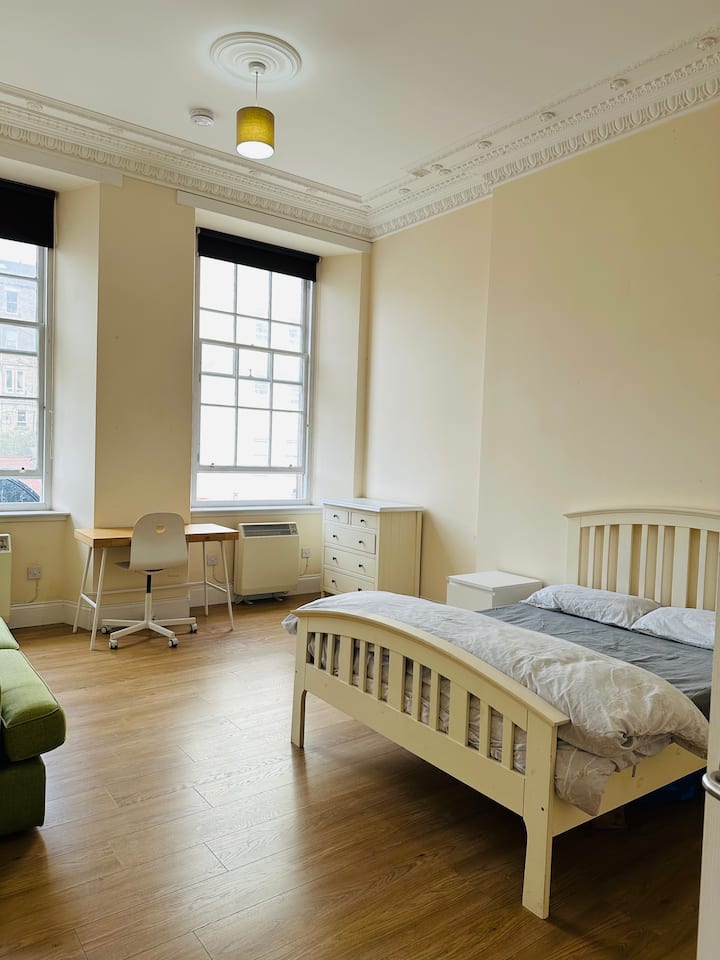 Master Bedroom In City Centre - Glasgow