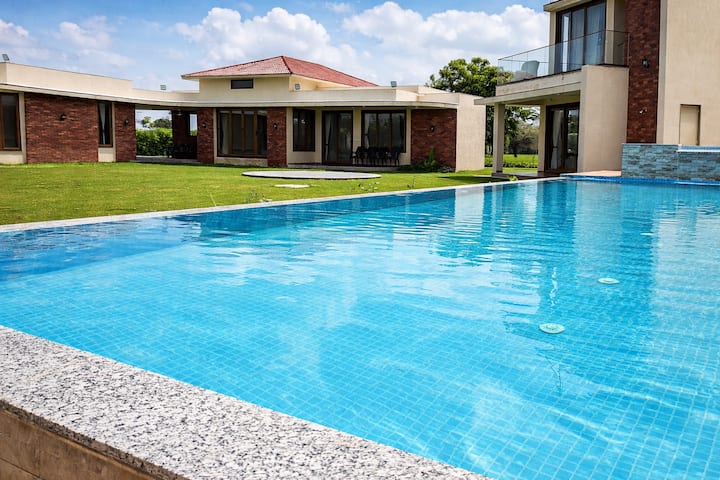 Sunnyside Farmhouse: Pool, Lush Lawn, Spacious - Sanand