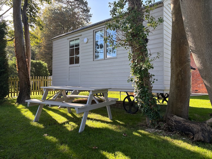 Shepherds Hut ‘The Cow Shed’ Houghton, West Sussex - South Downs